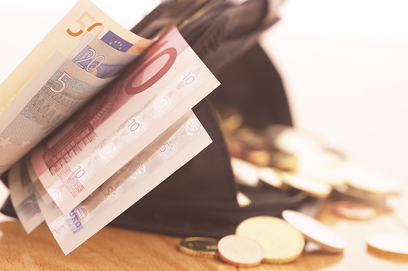 British Consumers Enjoy Withdrawing 5 Notes So Much That The Bank Of 